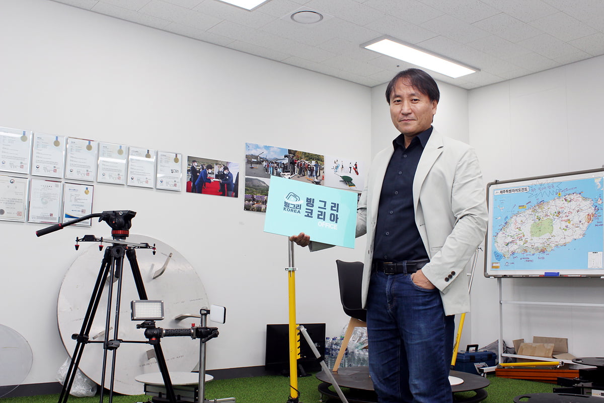 제주대학교 2024년 초기창업패키지 선정기업 360도 회전 촬영 전문기기를 개발해 서비스하는 빙그리코리아 │ 매거진한경